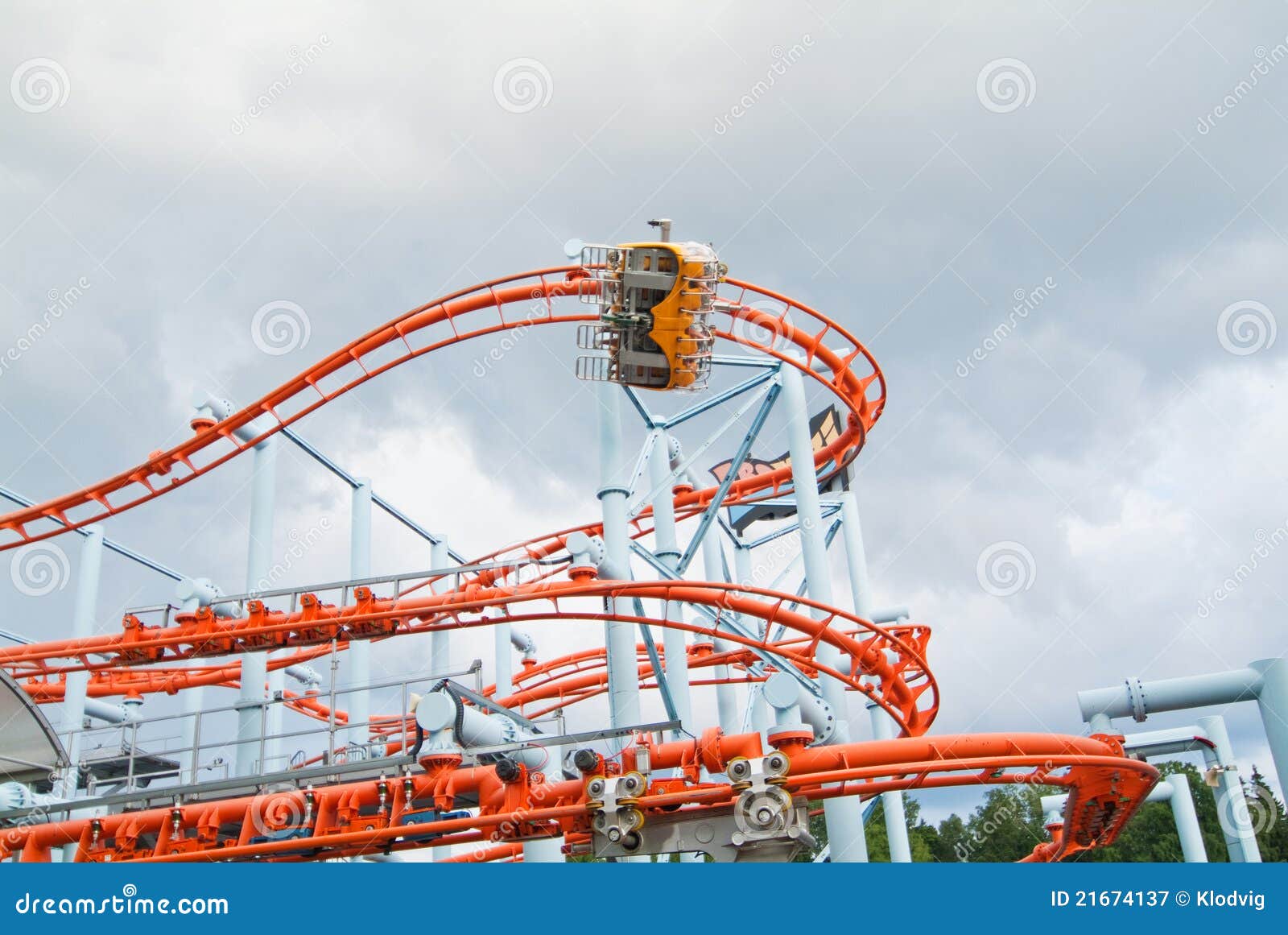 Trombi roller coaster editorial photography. Image of people - 21674137