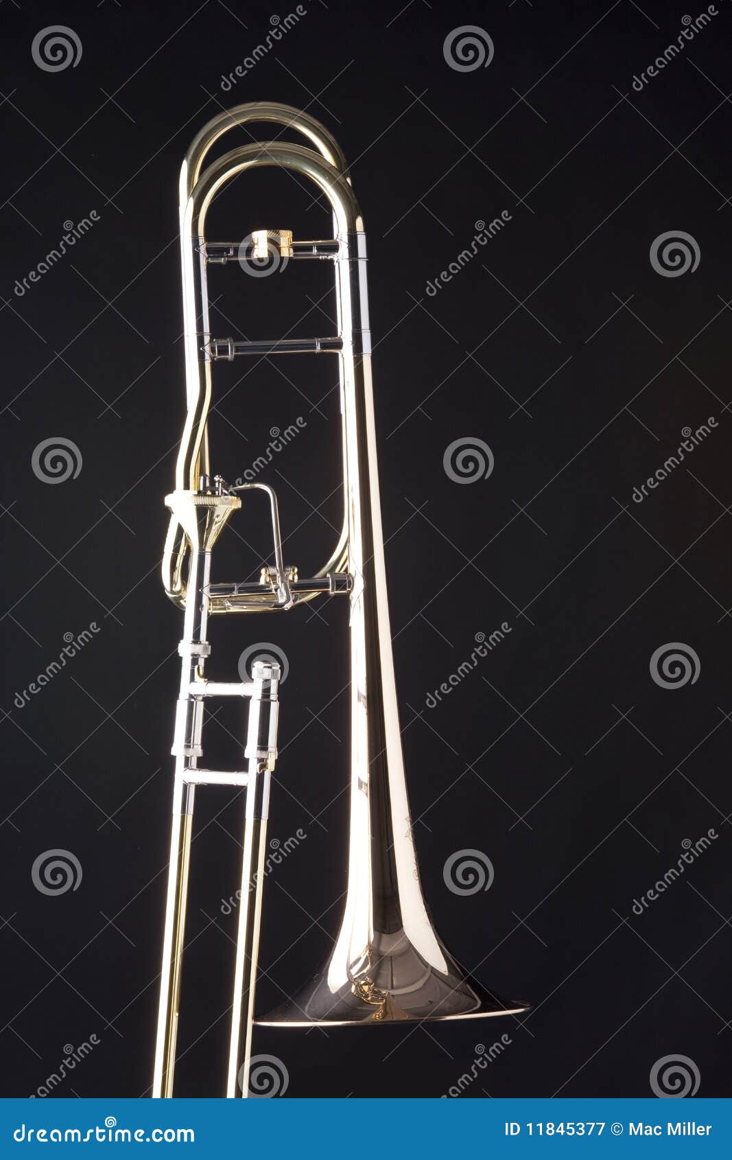 Trombone aislado en negro imagen de archivo. Imagen de formato - 11845377