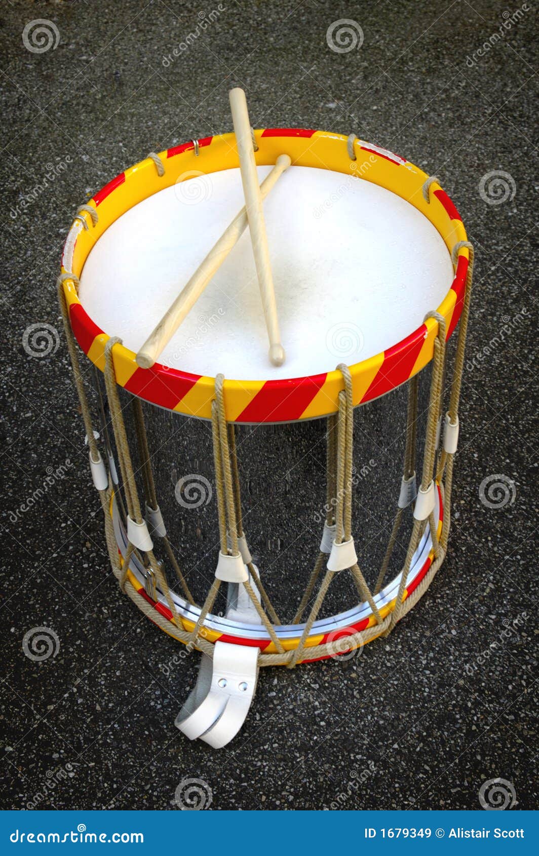 Trommel stock afbeelding. Image of muzikaal, wachten, trommelaar - 1679349