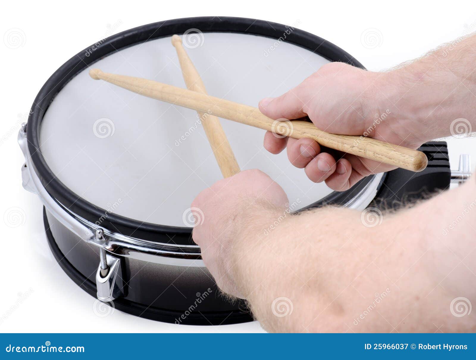 Trommel en stokken stock afbeelding. Image of muzikaal - 25966037