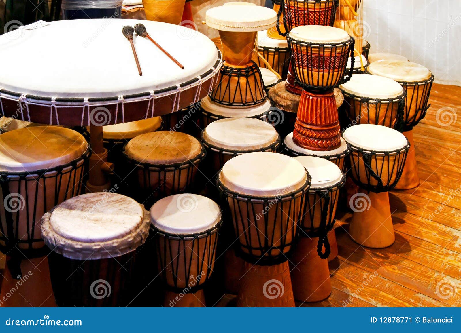 Trommeln stockbild. Bild von musikalisch, lautstärke - 12878771