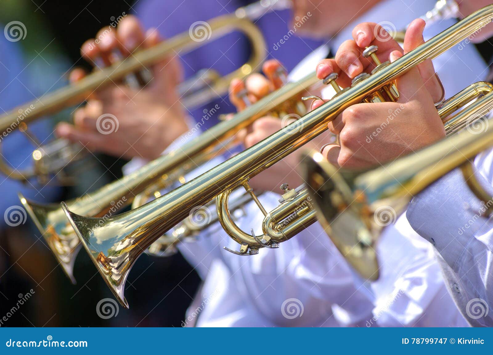 Trompeten im Orchester stockbild. Bild von instrument - 78799747