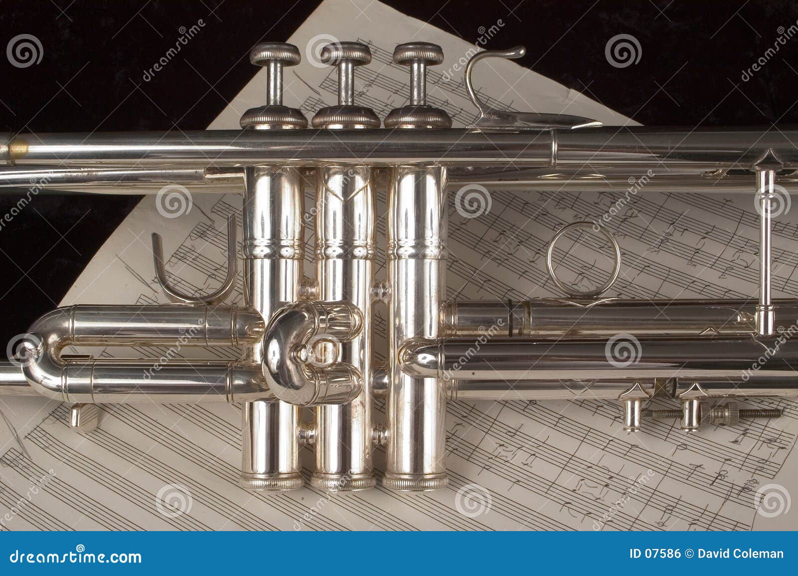 Trompette Sur La Musique De Feuille Photo stock - Image of trompette ...