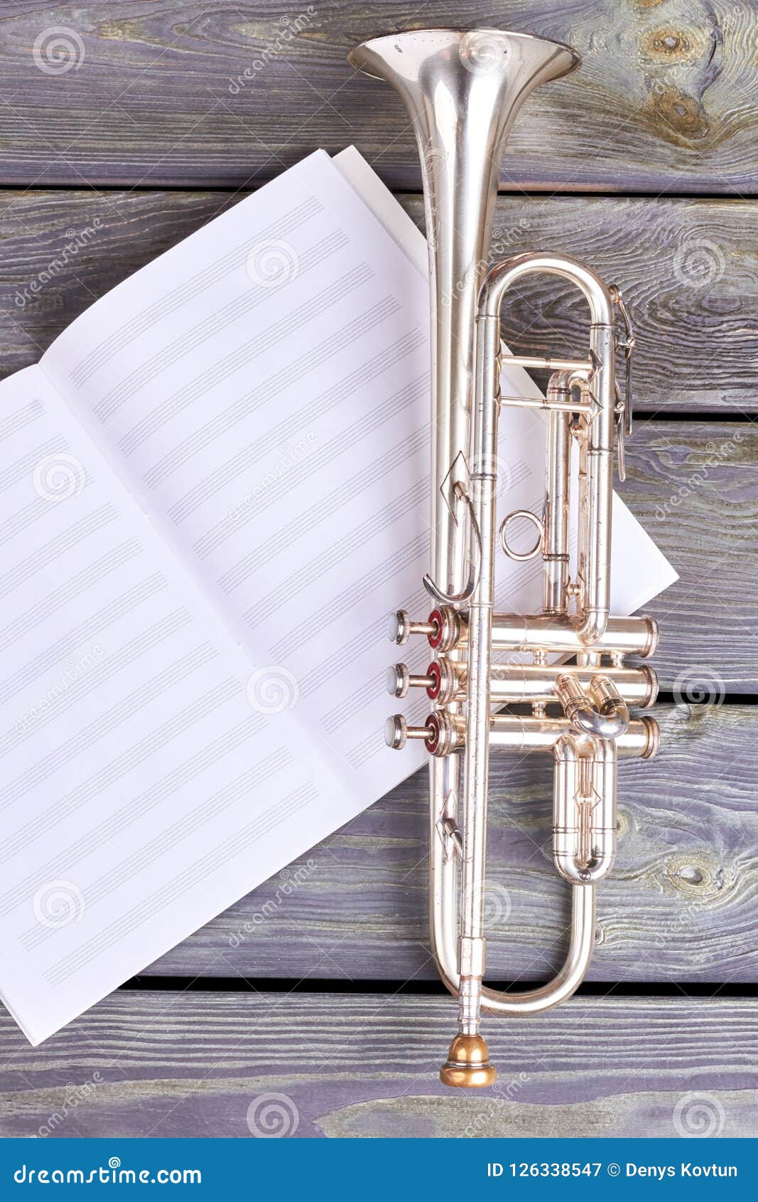 Trompette Sur Les Notes Musicales Image stock - Image du clairon ...
