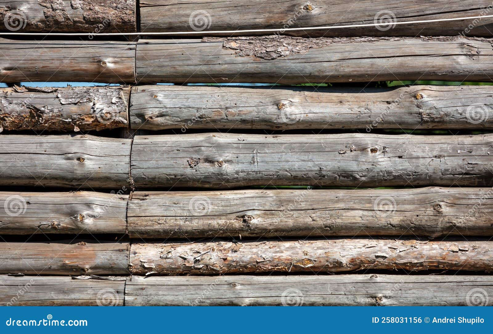 Troncos De Madeira Na Parede Da Casa De Madeira. Foto de Stock - Imagem ...