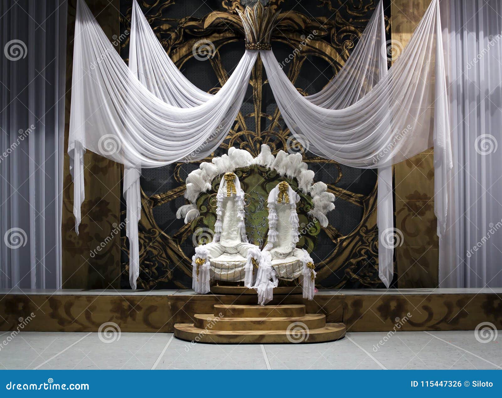 Trono Para El Rey Y La Reina Foto de archivo - Imagen de sitio, butaca ...