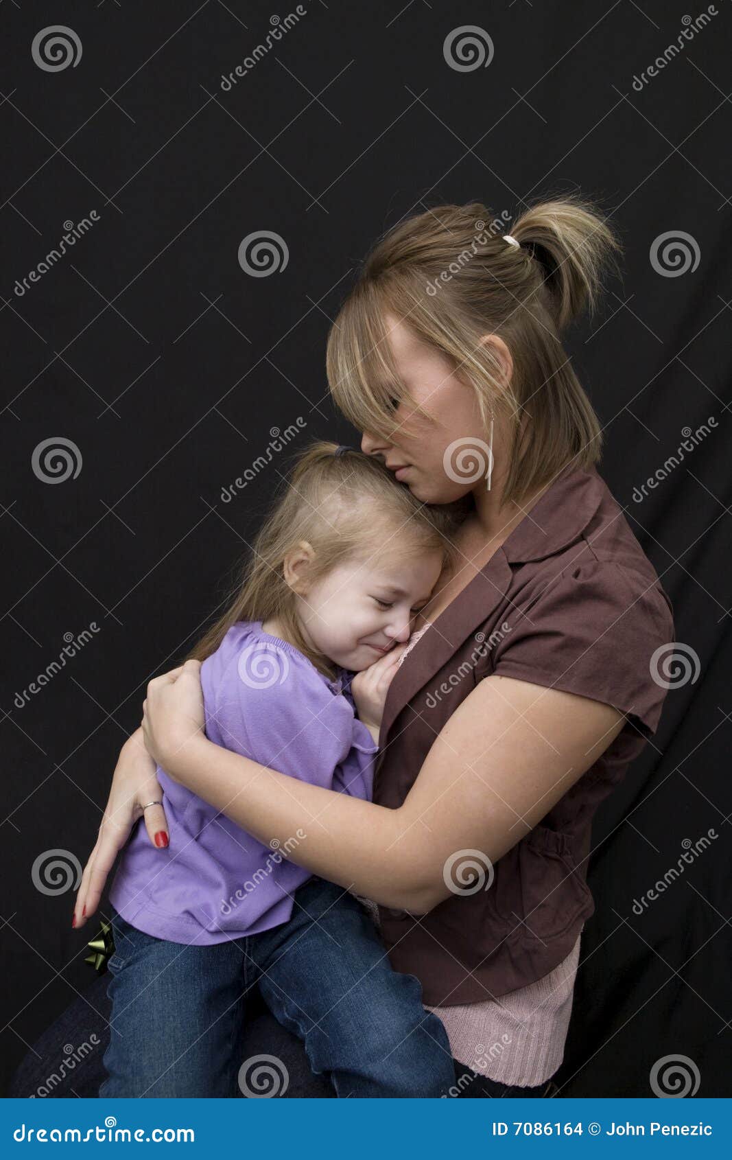 Troosten de moeders stock foto. Image of verzorging, groep - 7086164