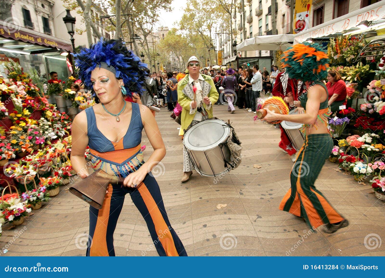 Tropa Sandunga En Pleno Rendimiento De La Danza Imagen de archivo ...