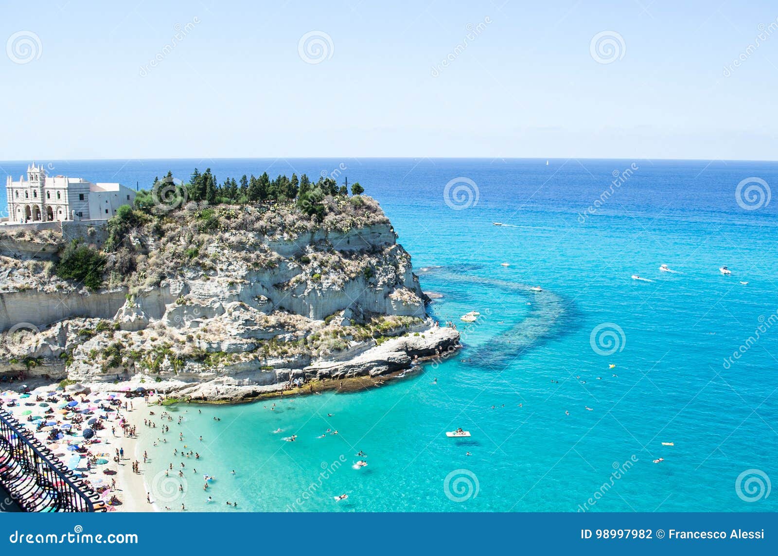 Tropea-Strand Kalabrien stockfoto. Bild von landschaft - 98997982