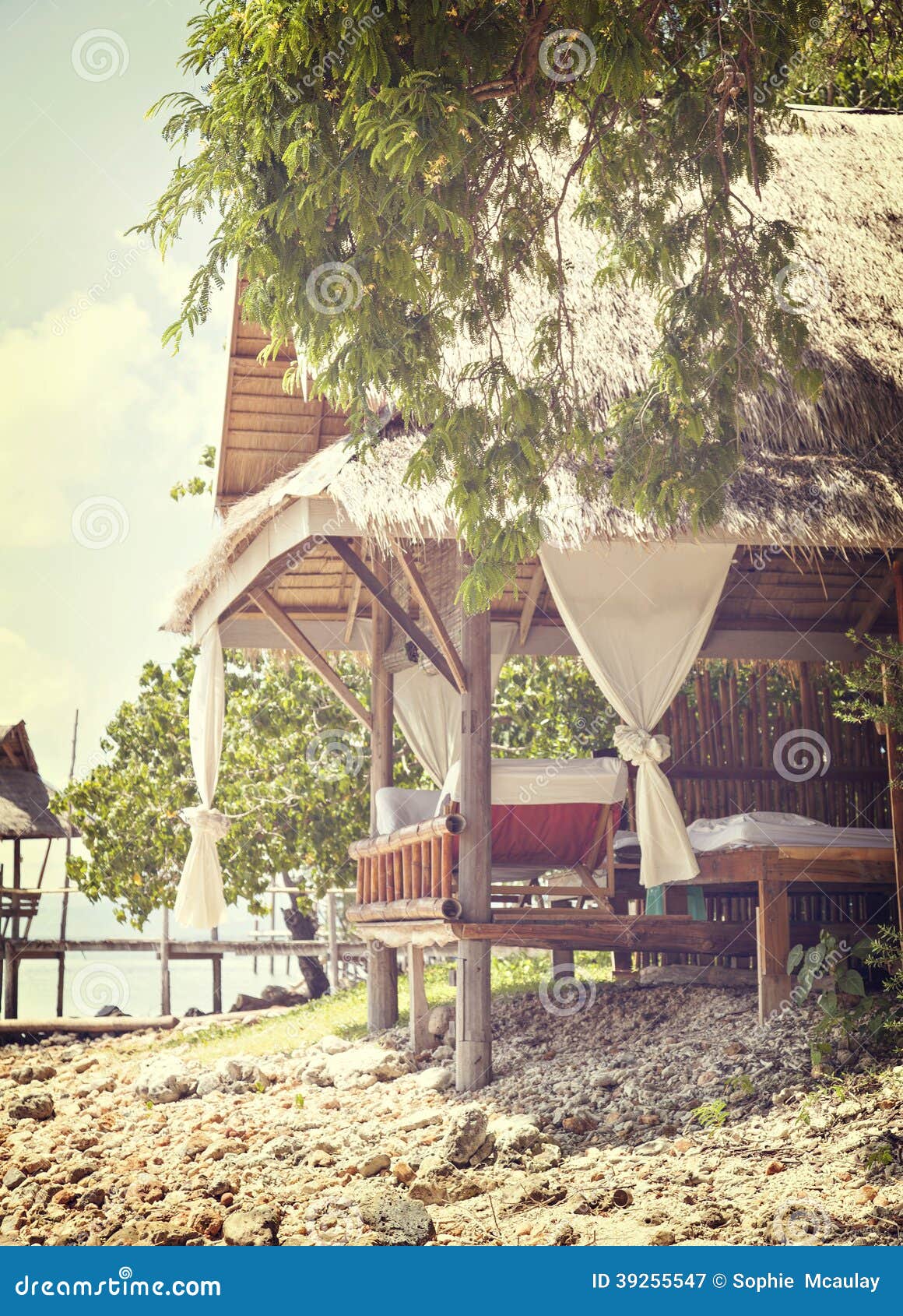 Tropical beach hut stock image. Image of lagoon, sand - 39255547