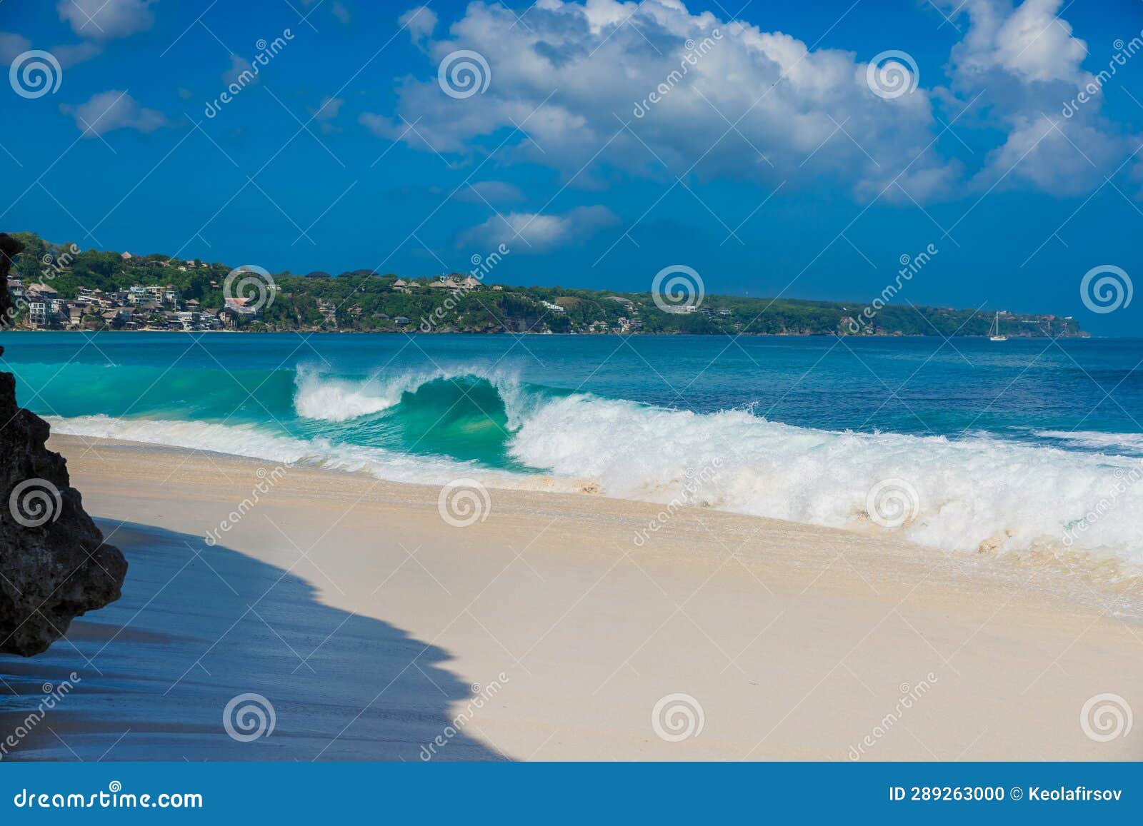 Tropical Beach with Ocean and Waves in Bali Stock Photo - Image of ...