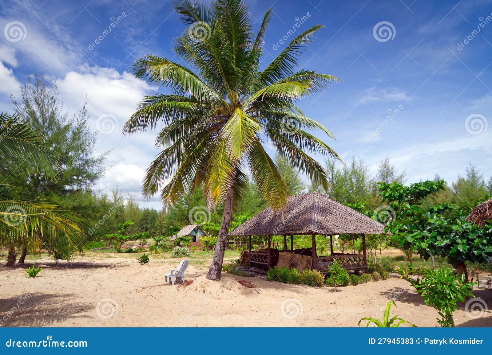 Tropical hut at the beach stock image. Image of sand - 27945383