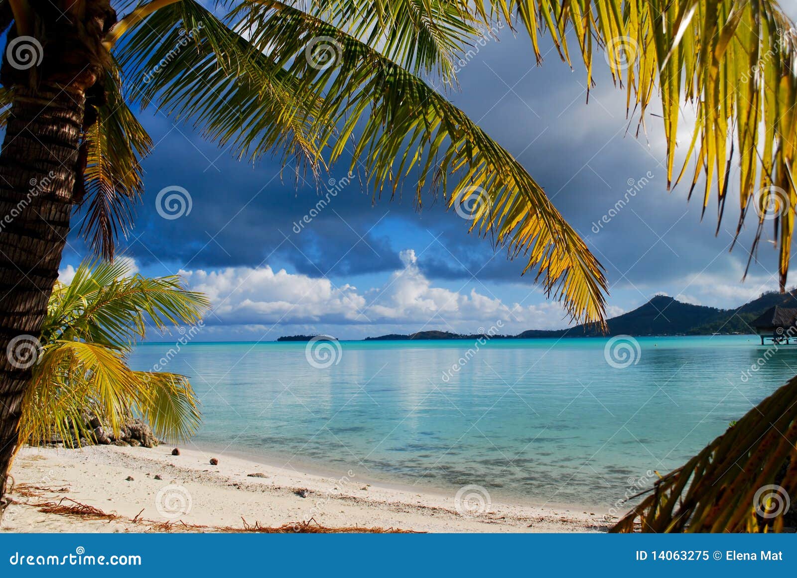 Tropisch strand stock afbeelding. Image of water, paradijs - 14063275