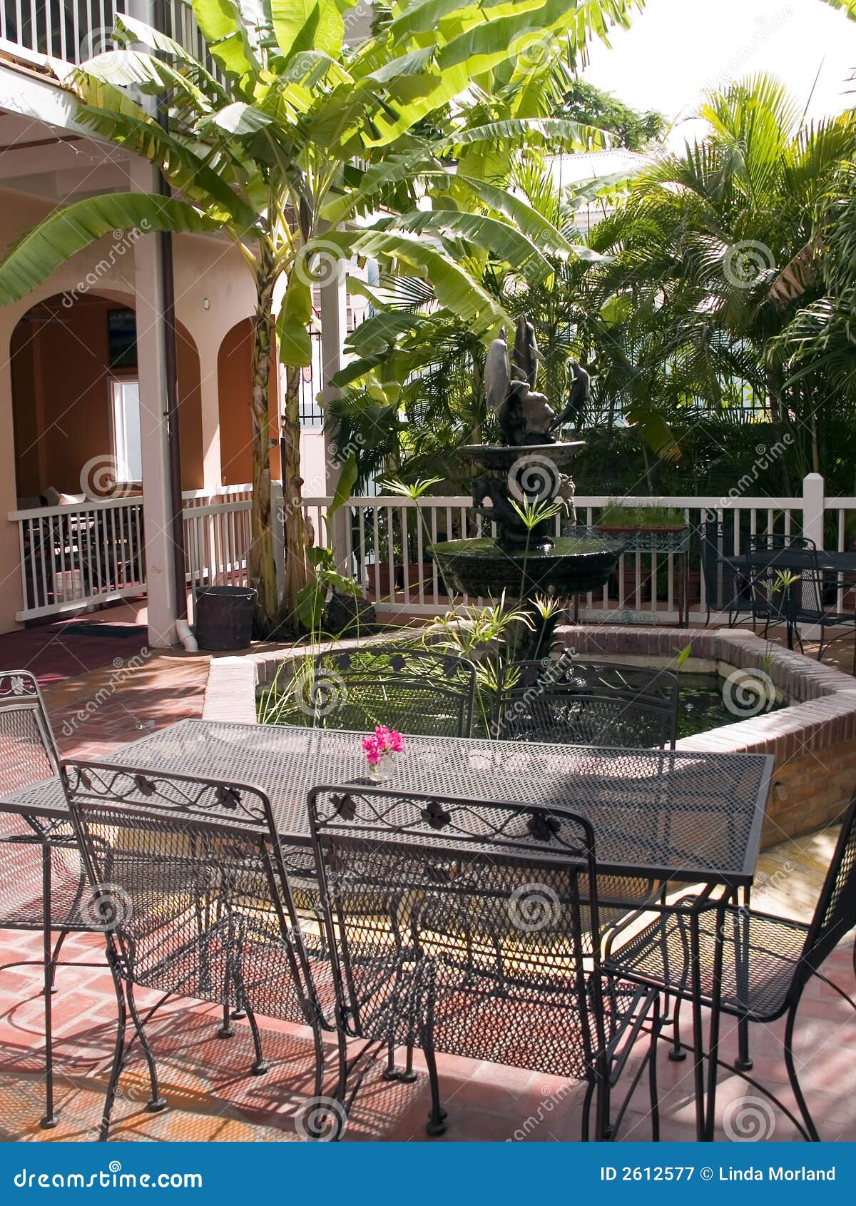 Tropisch Terras Met Fontein Stock Afbeelding - Image of comfortabel ...