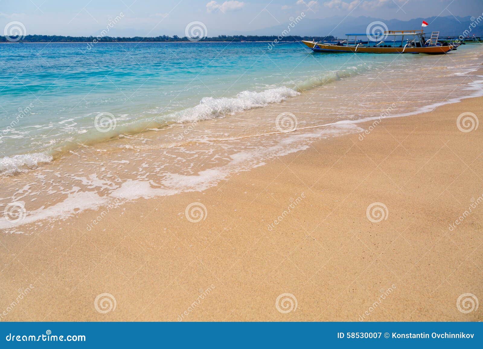 Tropisch Zandstrand Met Boot Op Achtergrond Stock Afbeelding - Image of ...