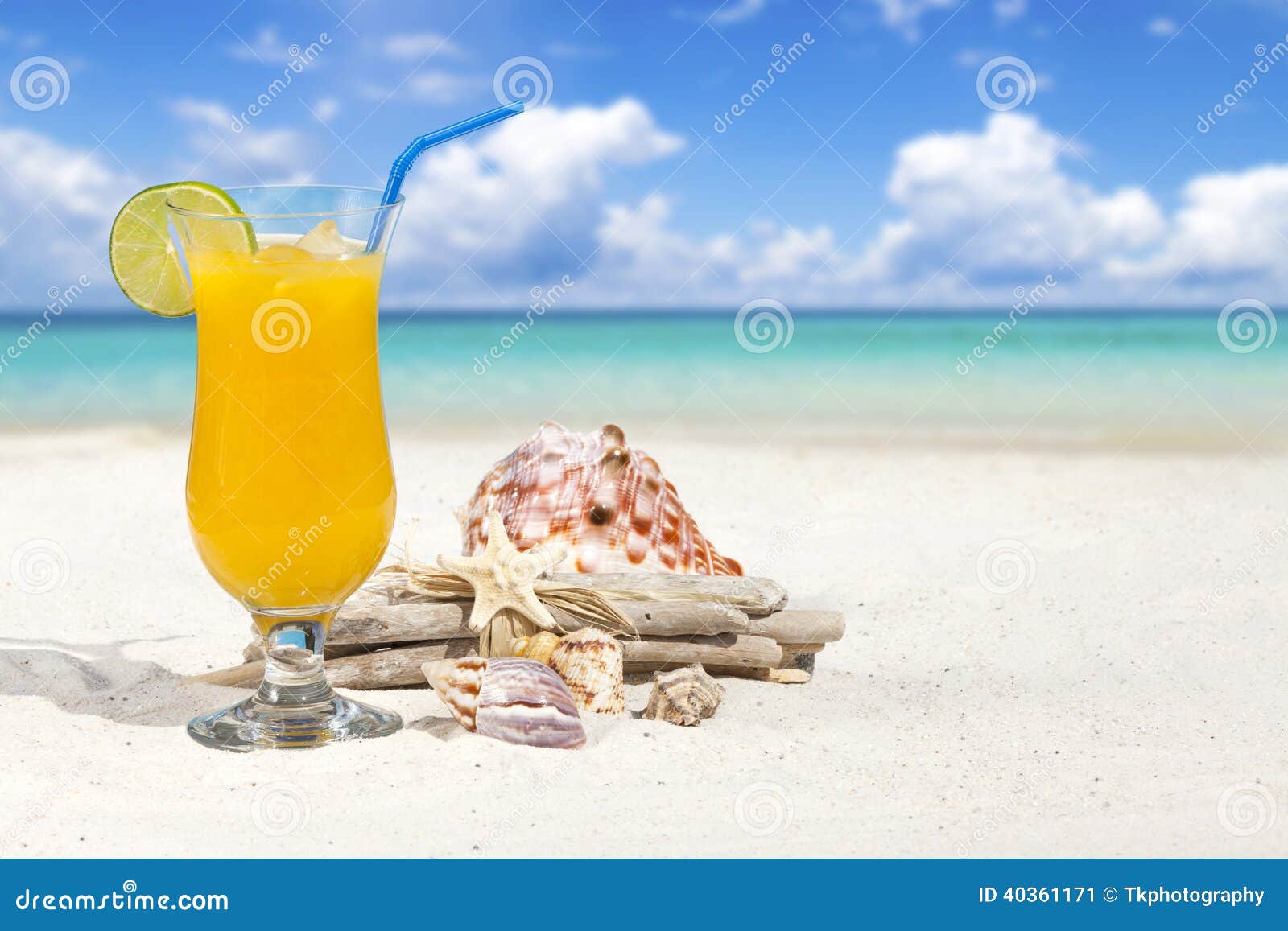 Tropische Cocktail Op Het Strand Stock Afbeelding - Image of cocktail ...