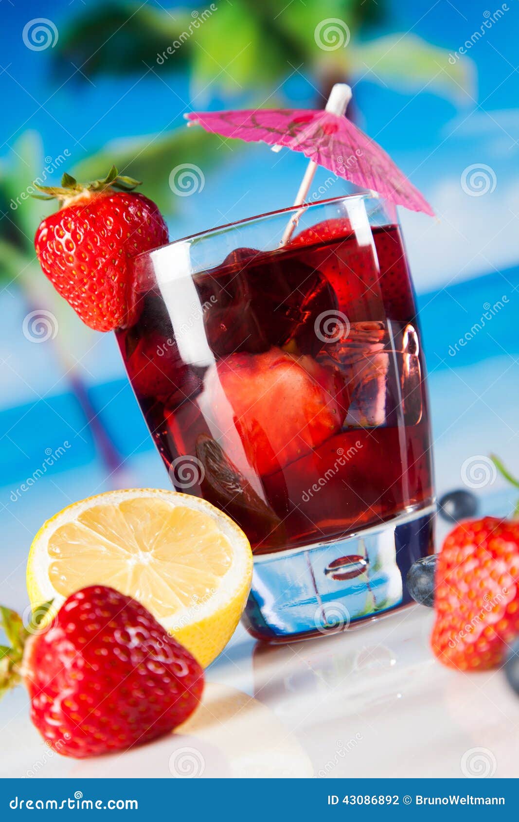 Tropische Dranken Op Strand Stock Foto - Image of blad, oceaan: 43086892