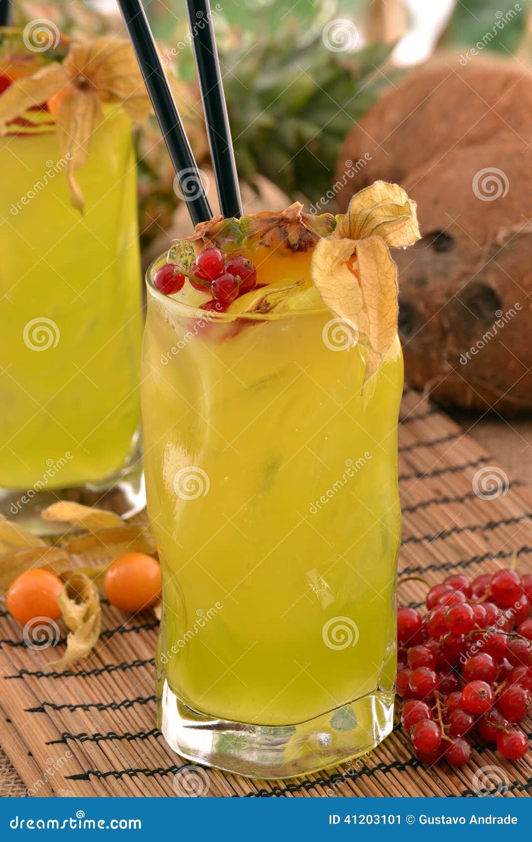 Tropische gele cocktail stock afbeelding. Image of dranken - 41203101