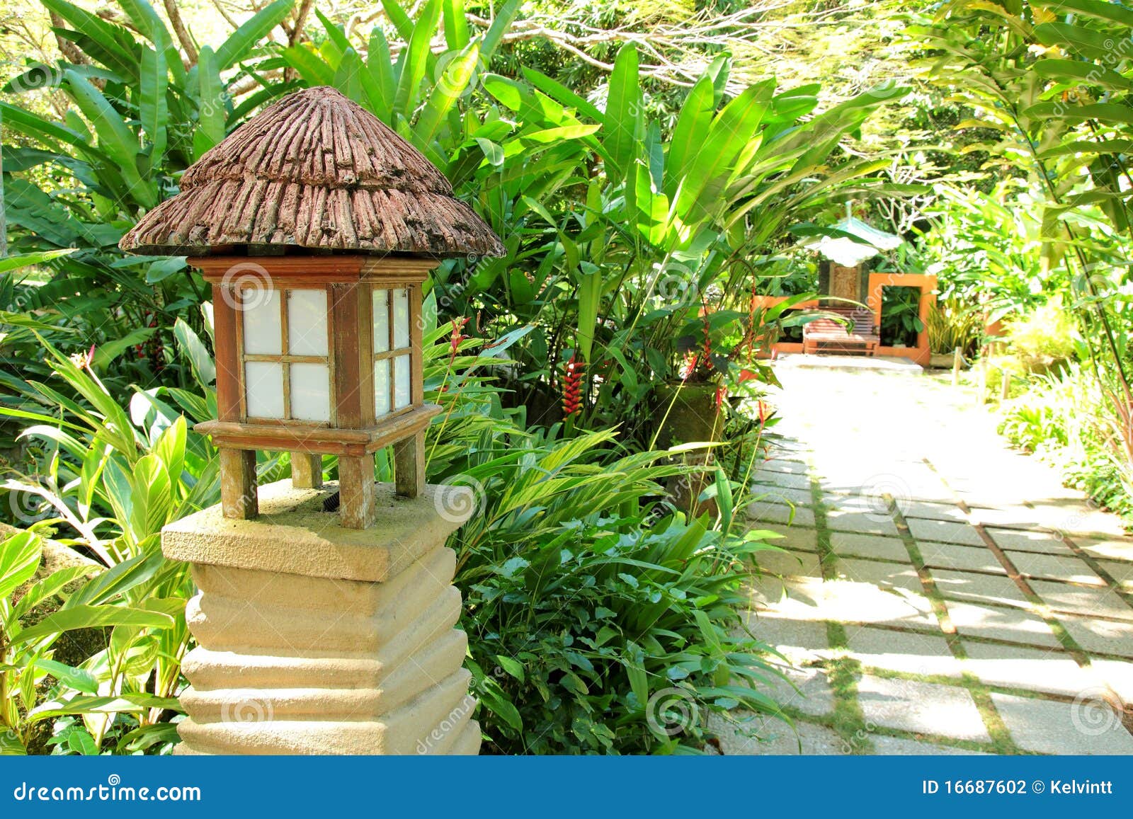 Tropische Tuin met Lamp stock foto. Image of harmonie - 16687602