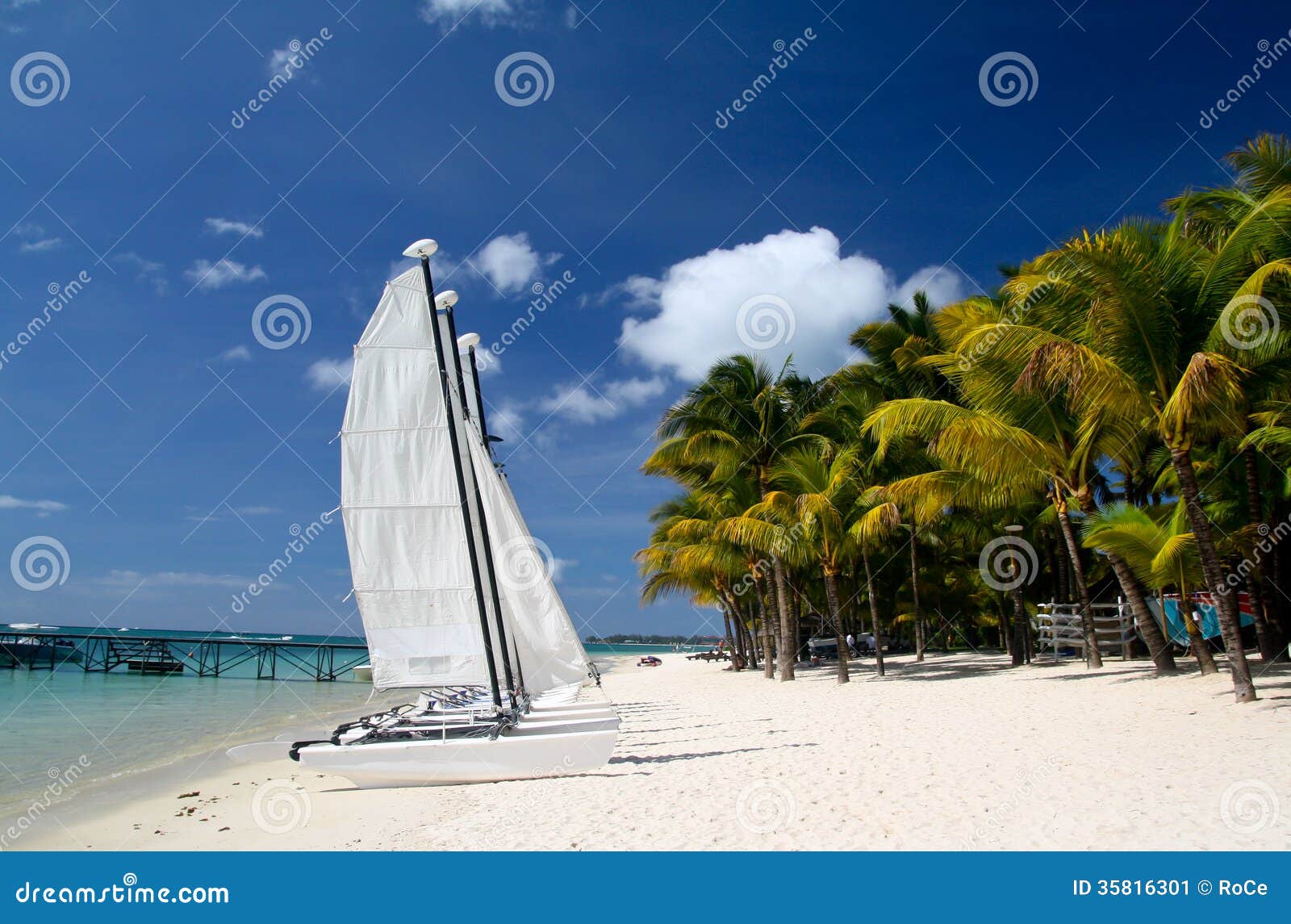 Tropischer Strand mit Boot stockbild. Bild von bunt, zieleinheit - 35816301