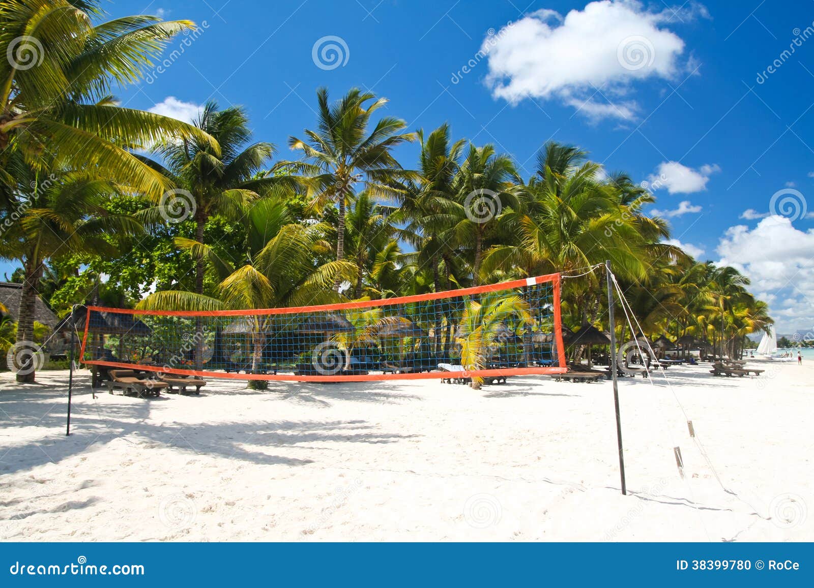 Tropischer Strand Mit Boot Und Palmen Stockfoto - Bild von ...