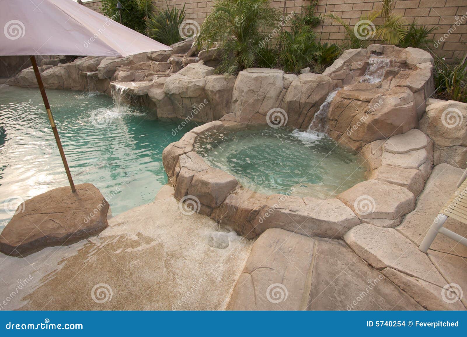 Tropisches Kundenspezifisches Pool U. Jacuzzi Stockfoto - Bild von ...