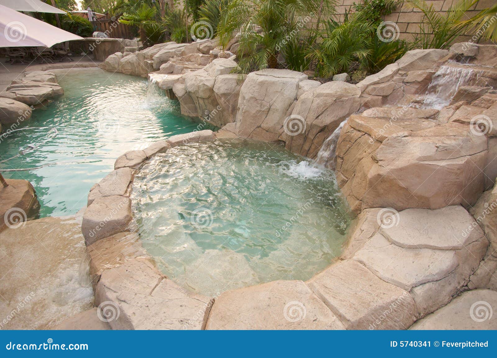 Tropisches Kundenspezifisches Pool U. Jacuzzi Stockbild - Bild von ...