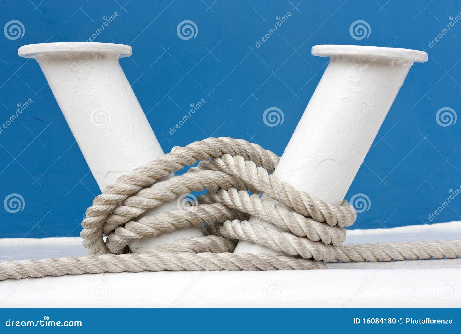 Trosse Und Weißes Verankerungs- Bitt Stockfoto - Bild von trosse ...