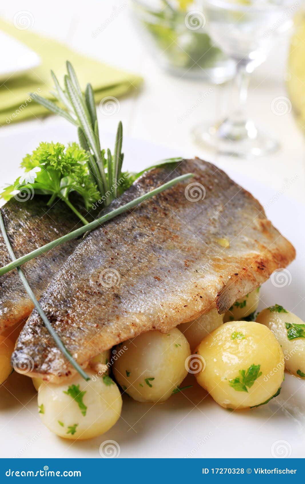 Trota Fritta Vaschetta Con Le Patate Fotografia Stock - Immagine di ...