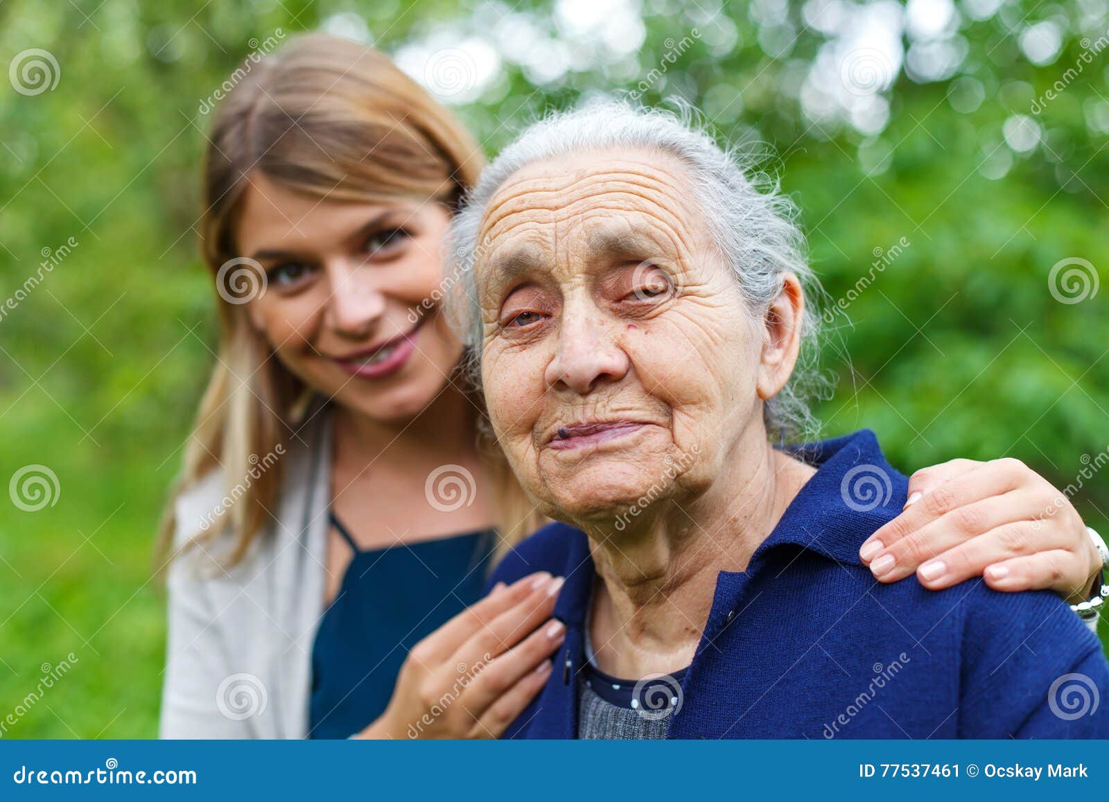 Trotse Glimlachende Grootmoeder Stock Afbeelding - Image of alzheimer ...