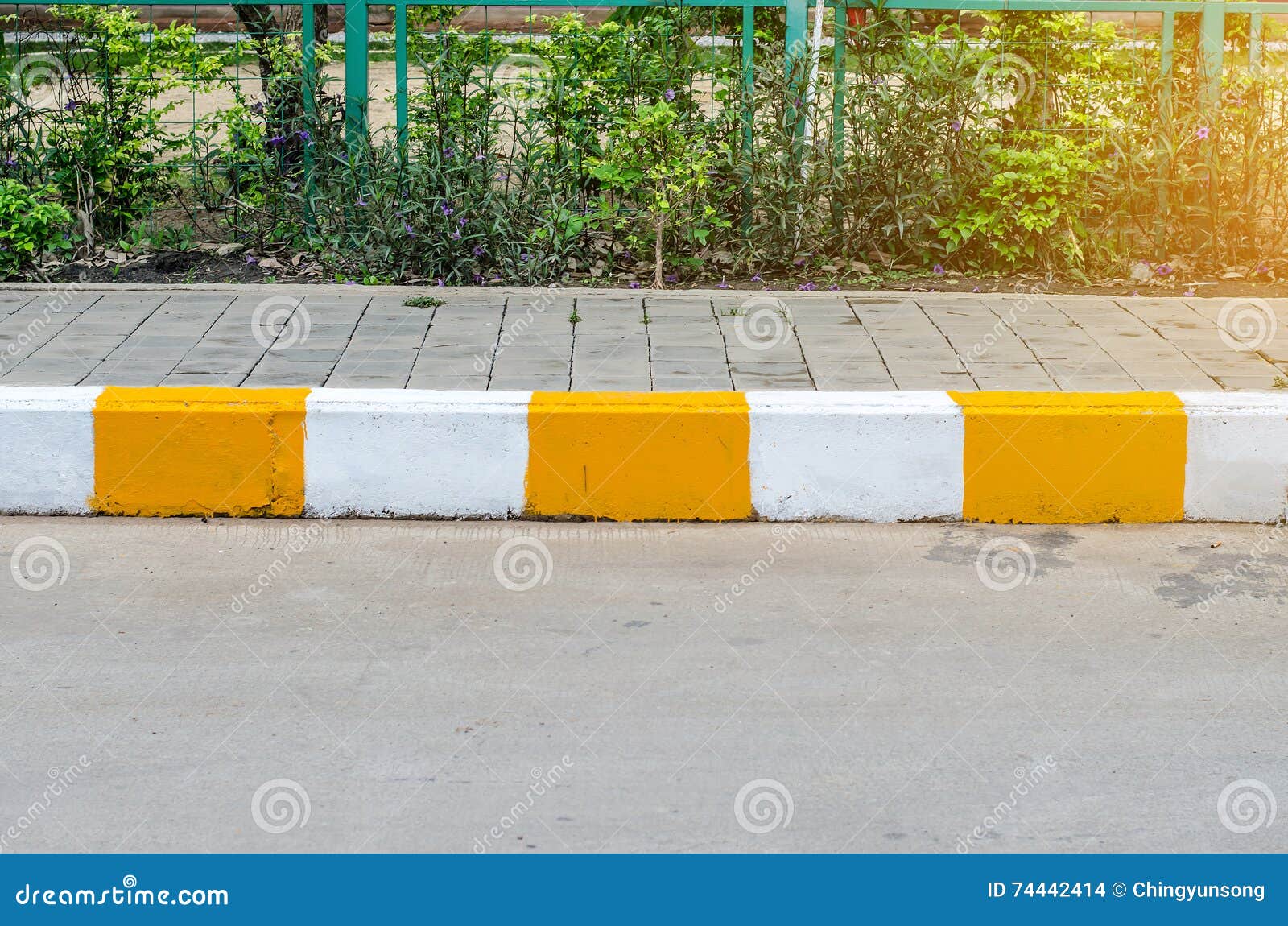 Trottoir Concret Avec La Restriction Jaune Et Blanche Photo stock ...