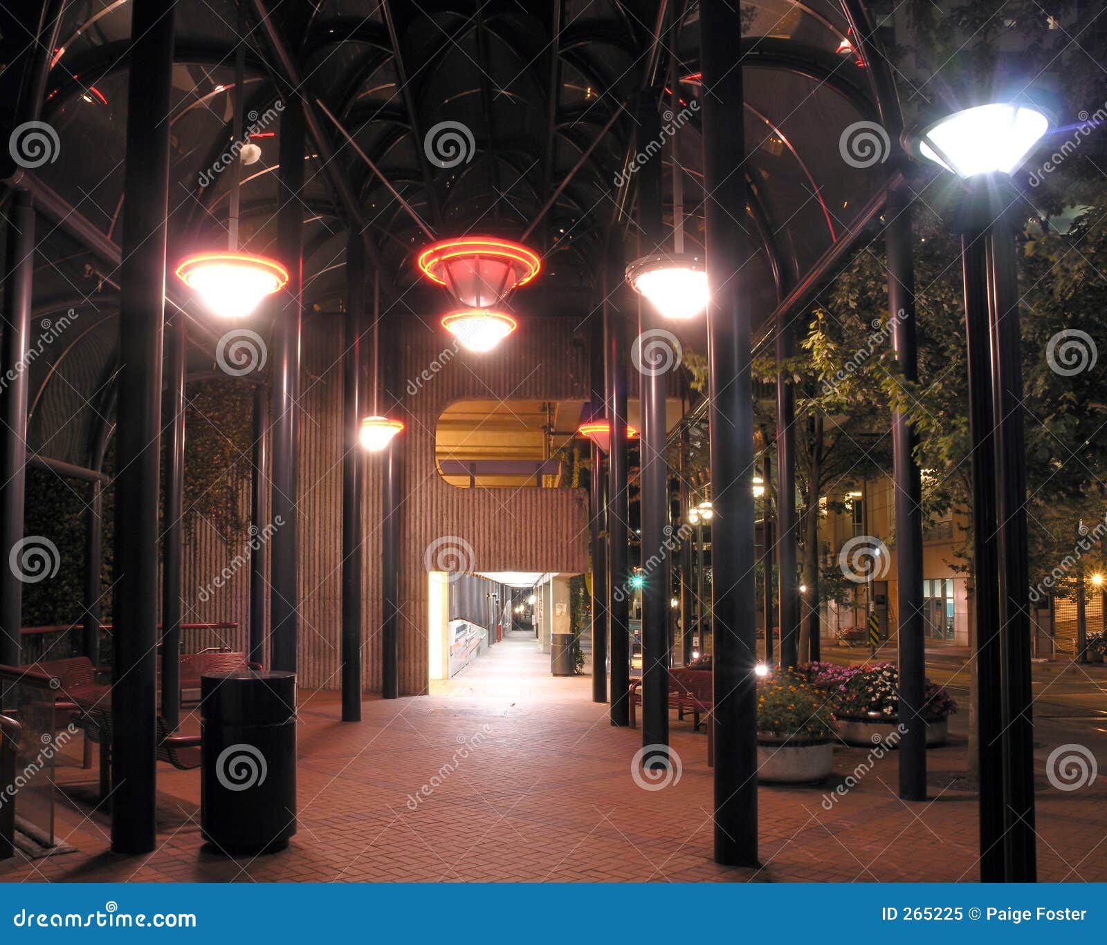 Trottoir de nuit image stock. Image of ville, trottoir - 265225