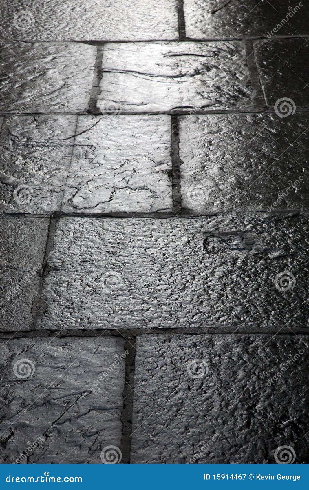 Trottoir humide image stock. Image du pierre, trottoir - 15914467