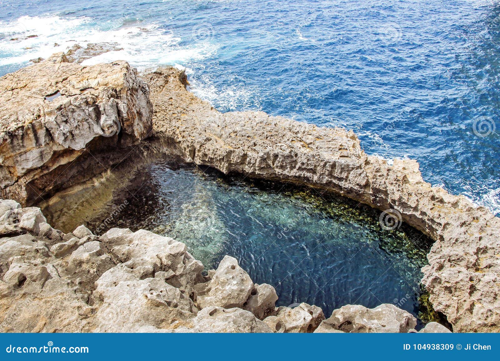 Trou Bleu Dans Le Gozo Malte Image stock - Image du pierre, bleu: 104938309