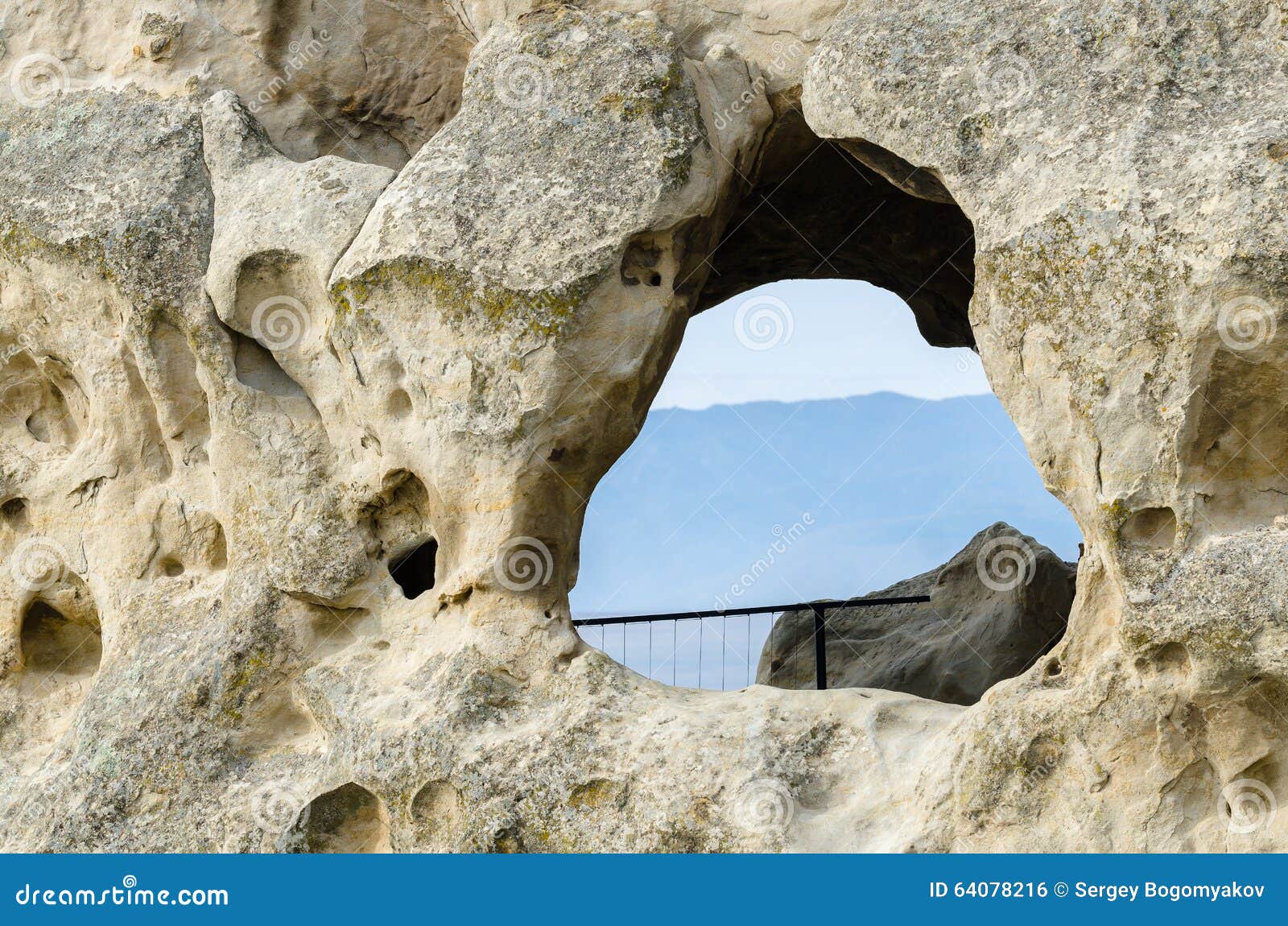 Trou Dans Le Vieux Mur Blanc De Roche Photo stock - Image du atlantique ...