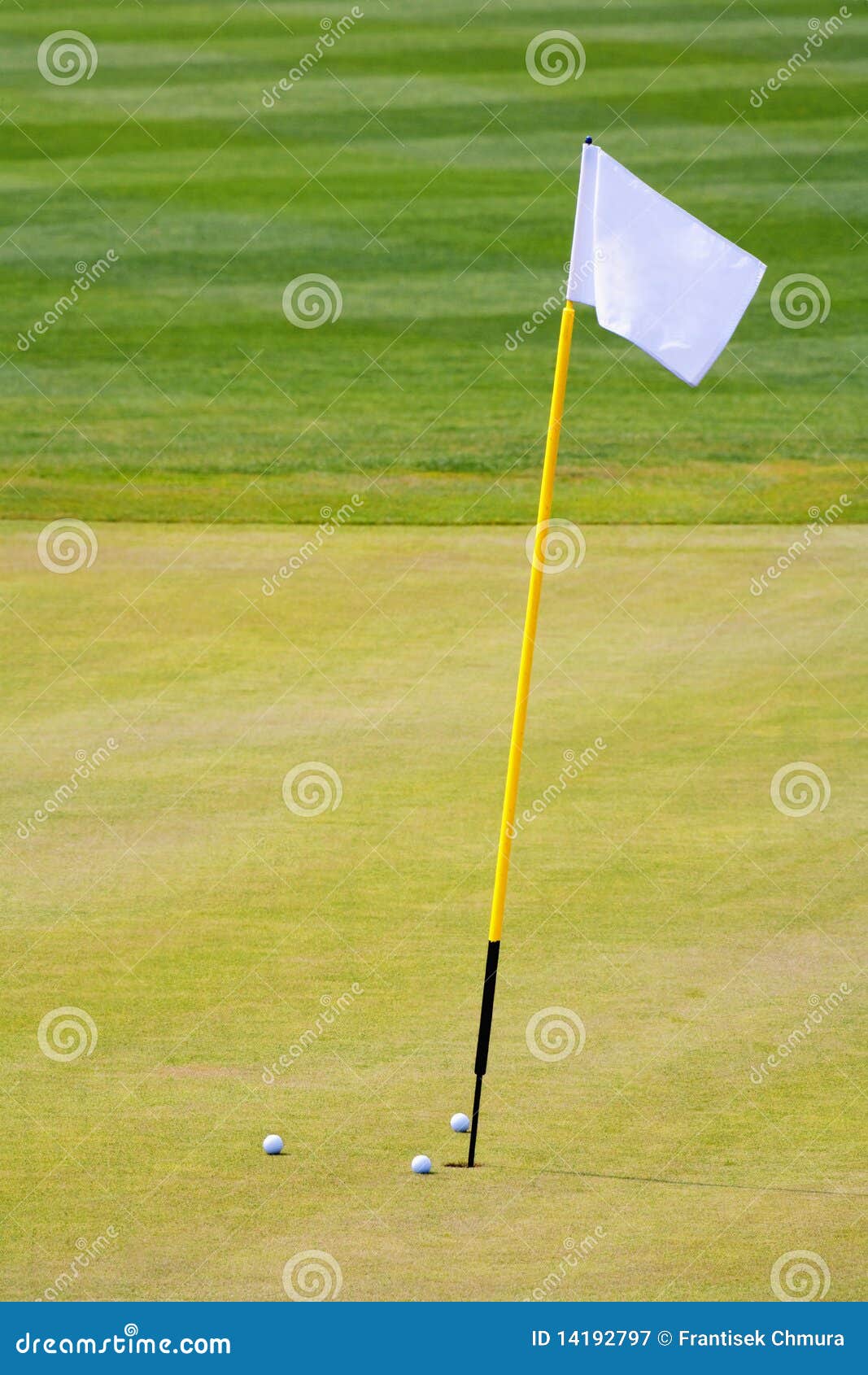 Trou De Golf Avec Un Indicateur Image stock - Image du extérieur, sport ...