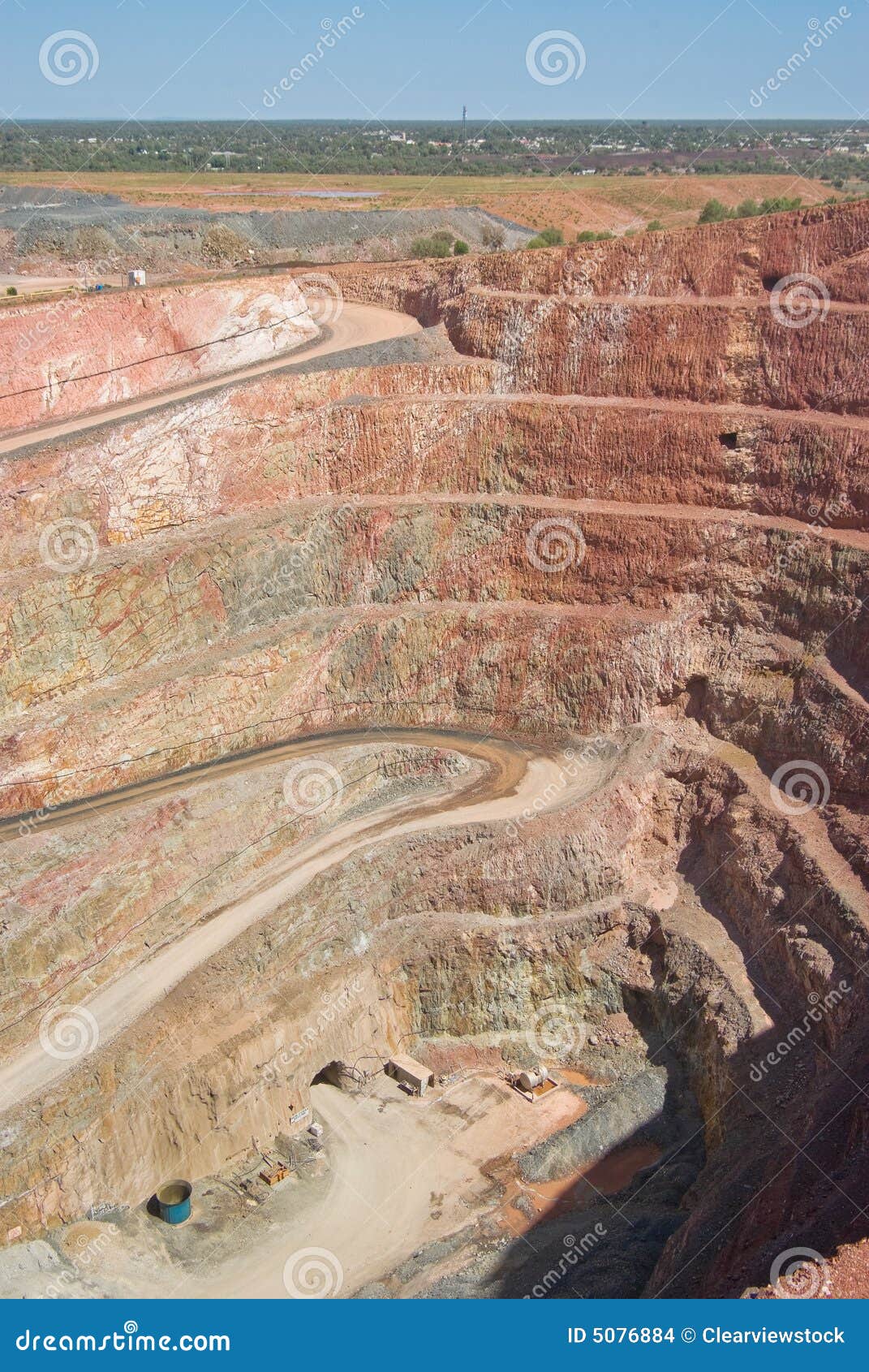 Trou De Mine Profonde Dans Des Strates De Roche Photo stock - Image du ...