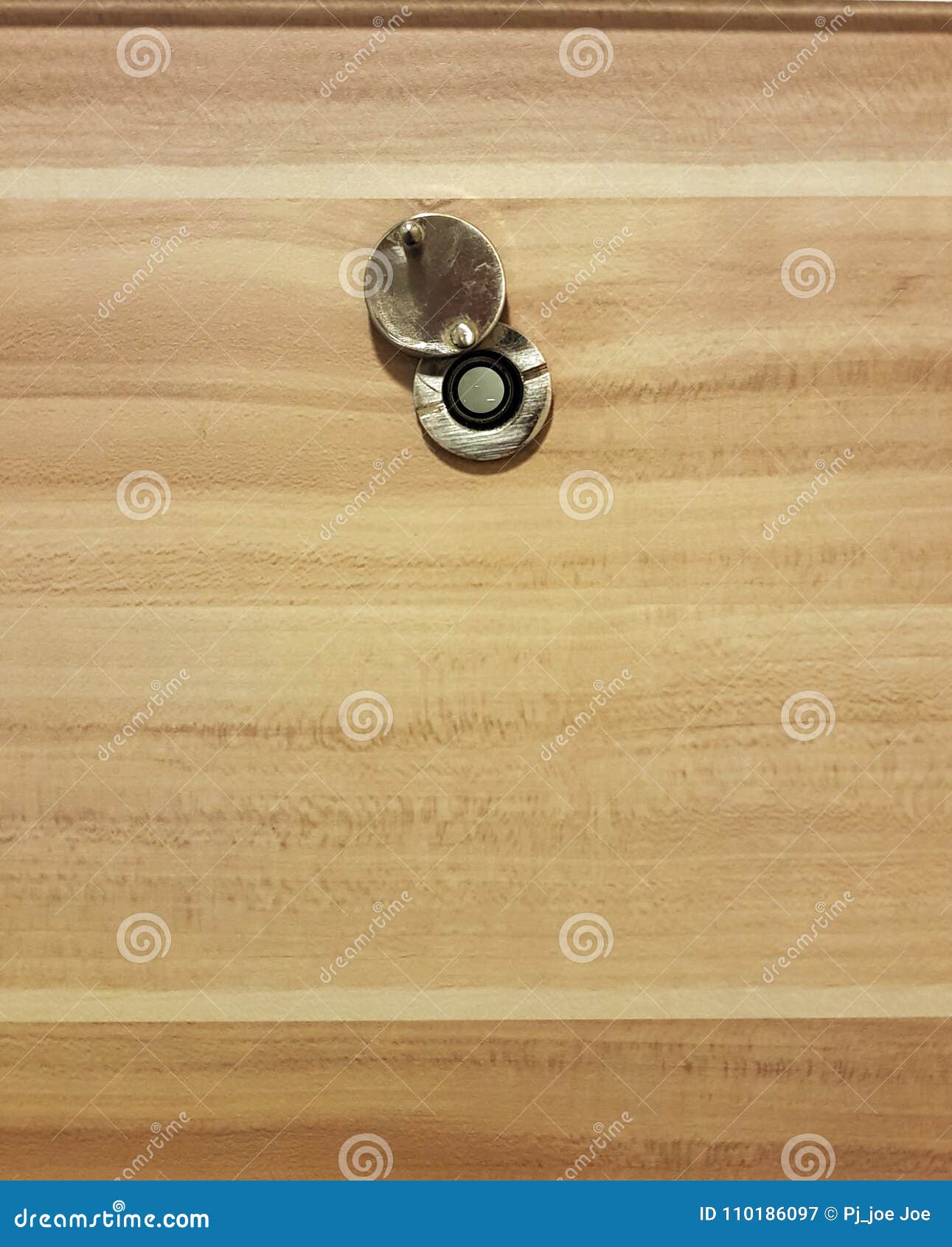 Trou Ou Trou D'oeil De Porte Sur La Porte En Bois Image stock - Image ...