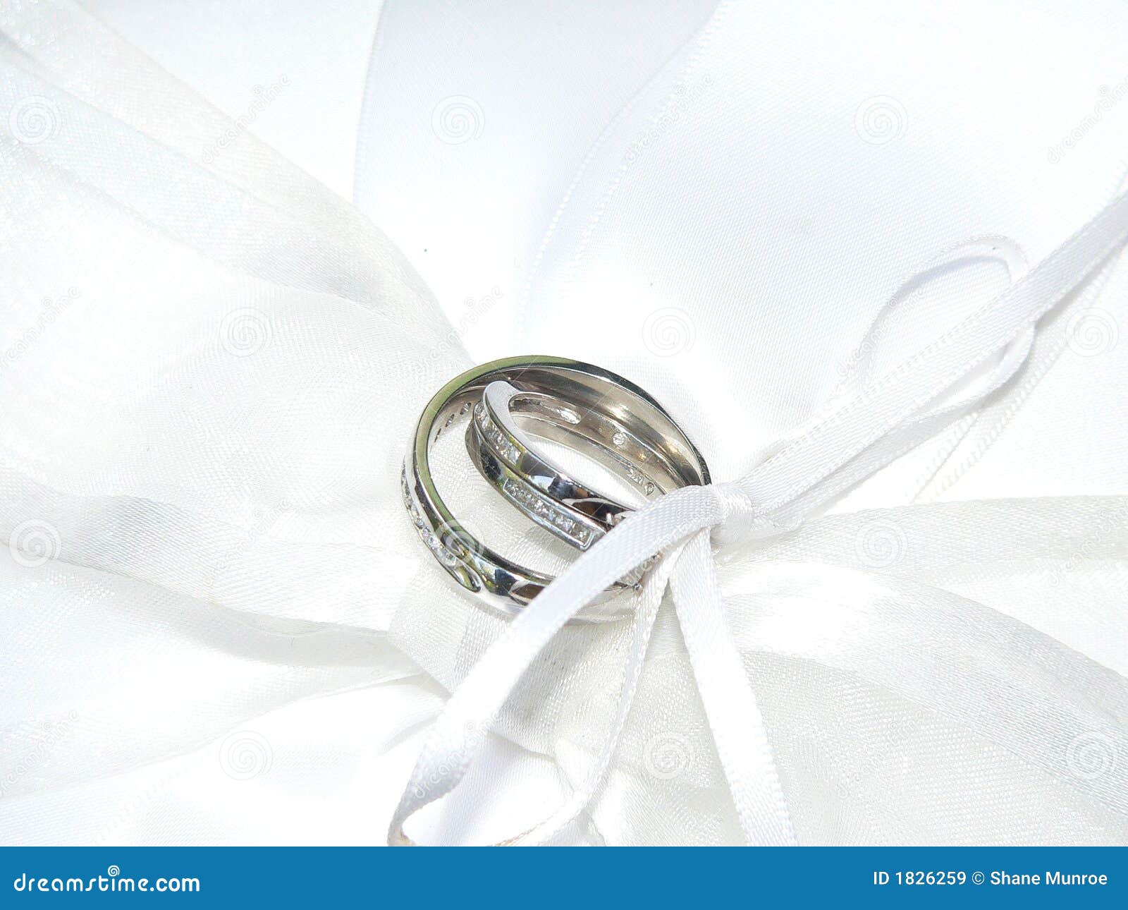 Trouwring stock afbeelding. Image of zilver, ring, huwelijken - 1826259