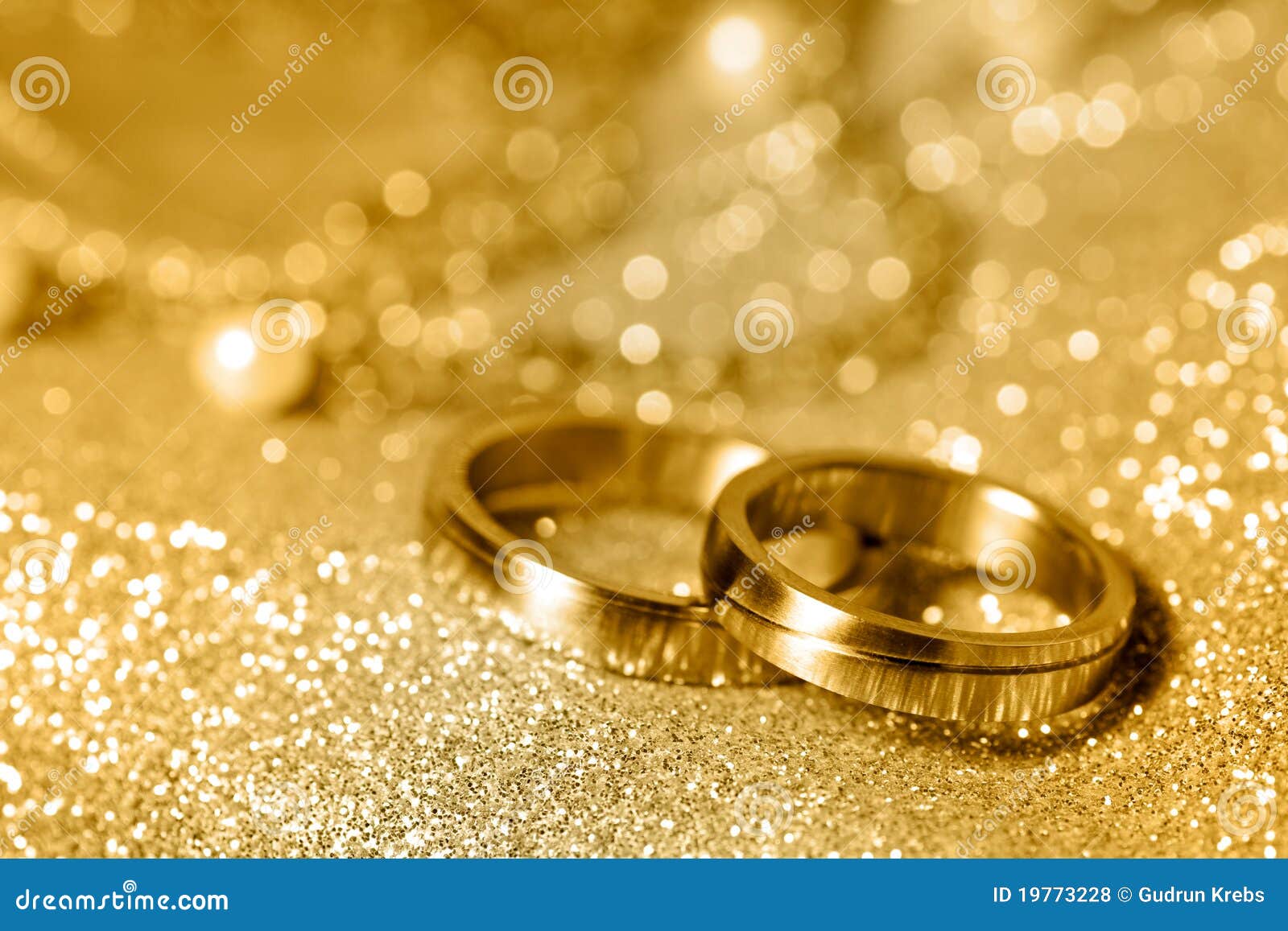 Trouwringen in goud stock foto. Image of verschil, huwelijken - 19773228