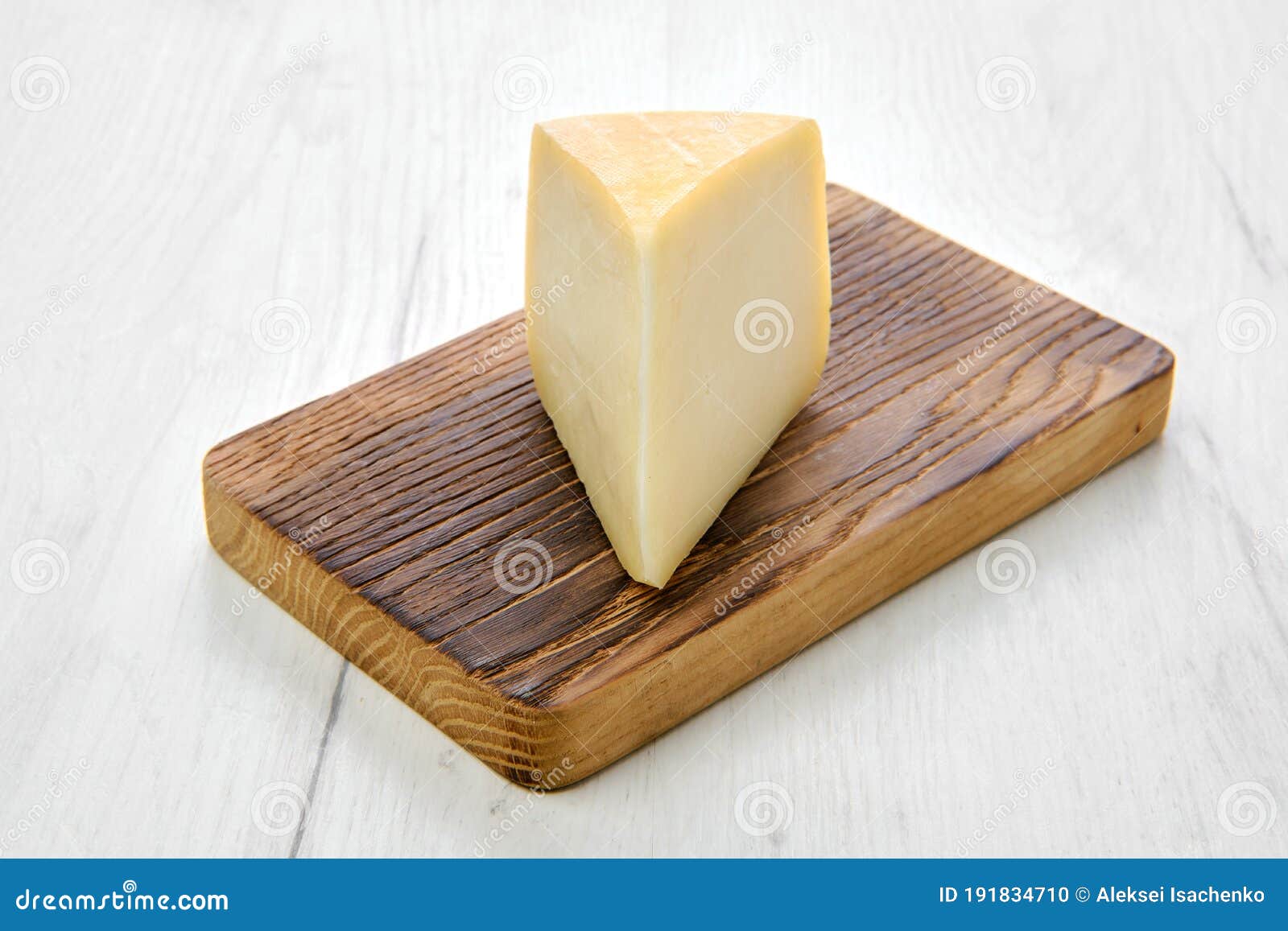 Trozo Triangular De Queso De Cabra En Tablero De Corte De Madera Foto ...