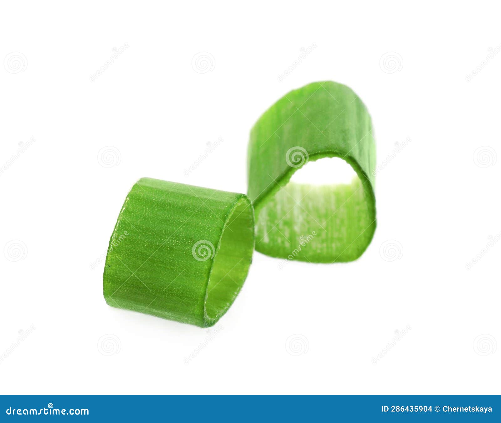 Trozos De Cebolla Verde Fresca Aislados En Blanco Foto de archivo ...