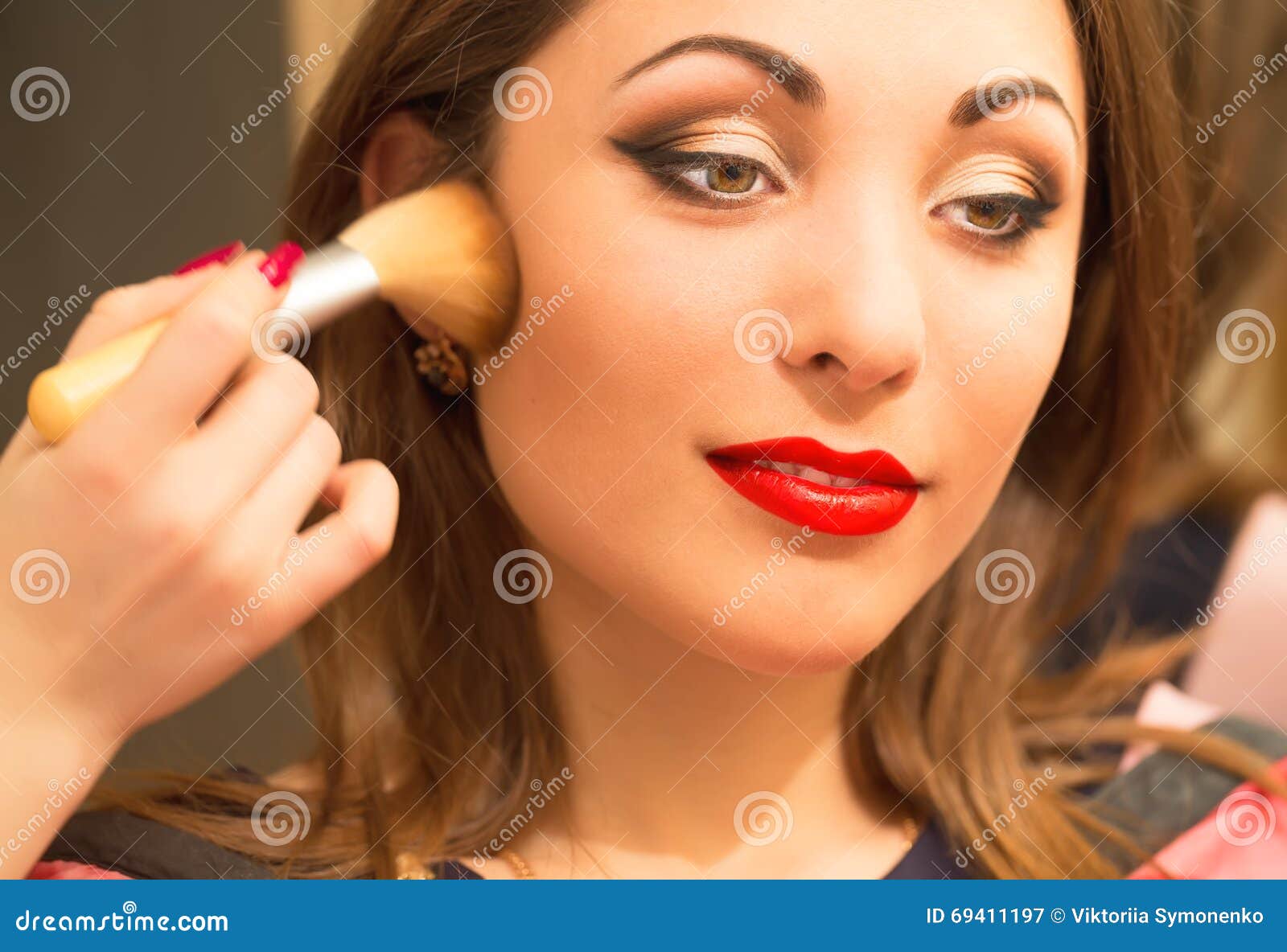 Trucco Professionale, Applicante Cipria Immagine Stock - Immagine di ...