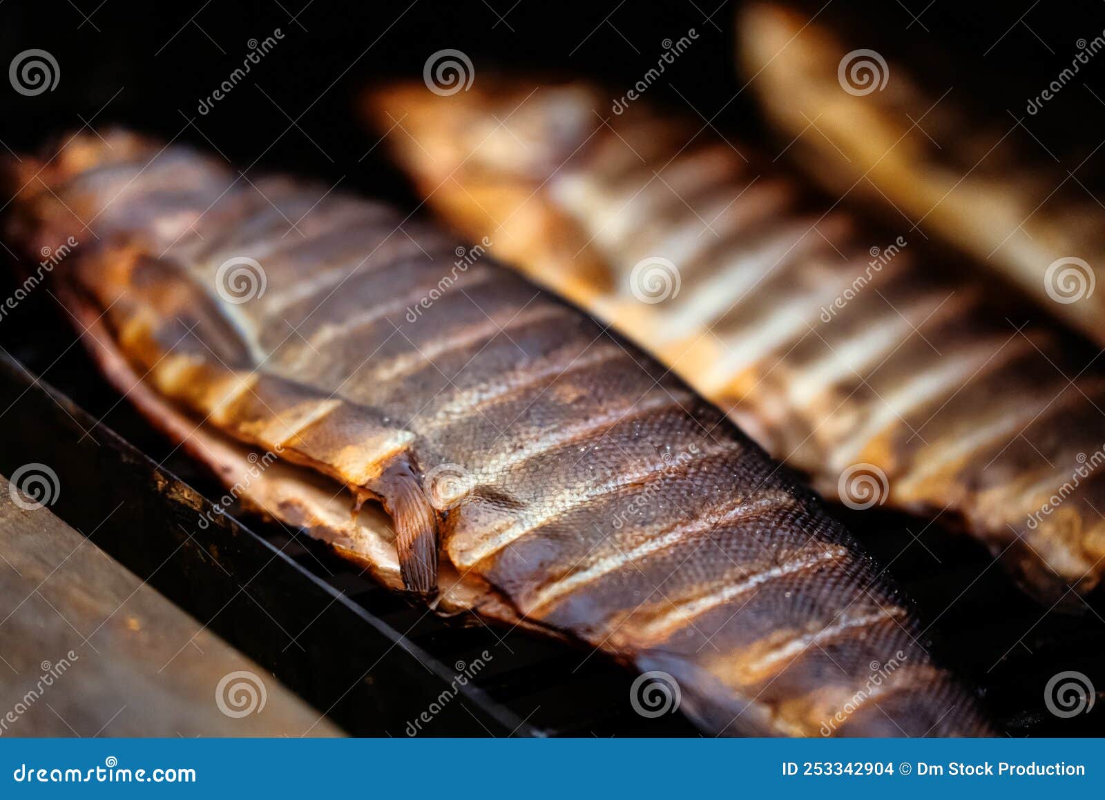 Trucha arco iris ahumada foto de archivo. Imagen de sano - 253342904