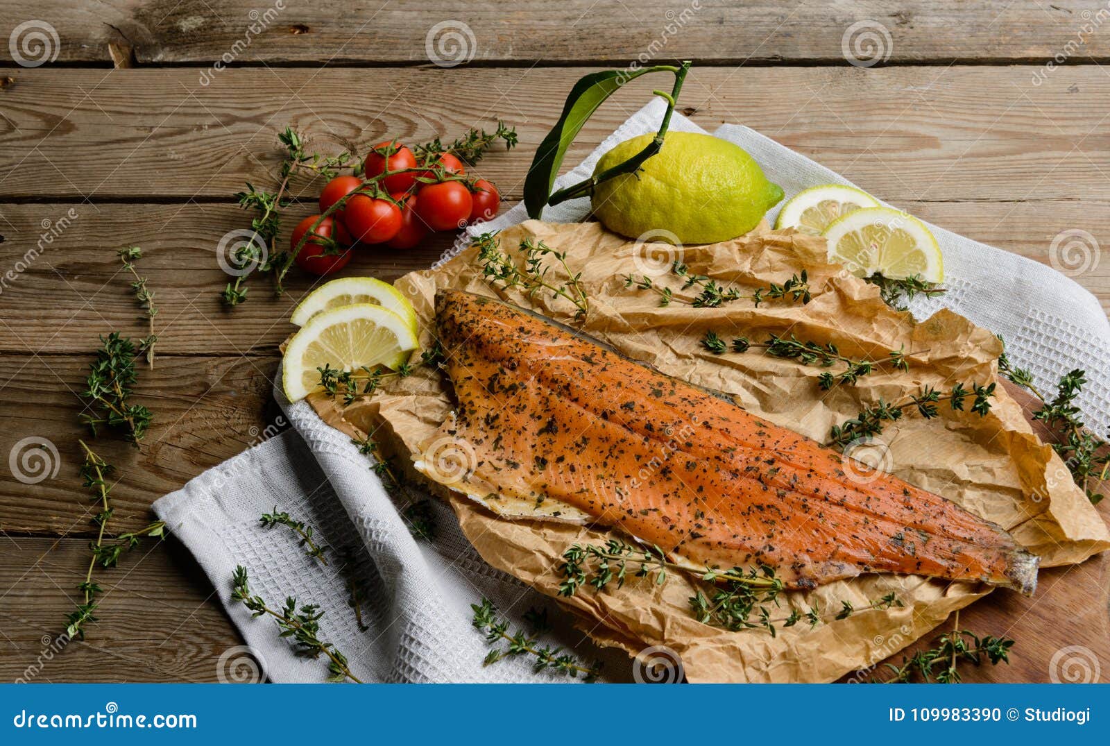 Trucha Cocinada De La Trucha Foto de archivo - Imagen de pescados ...