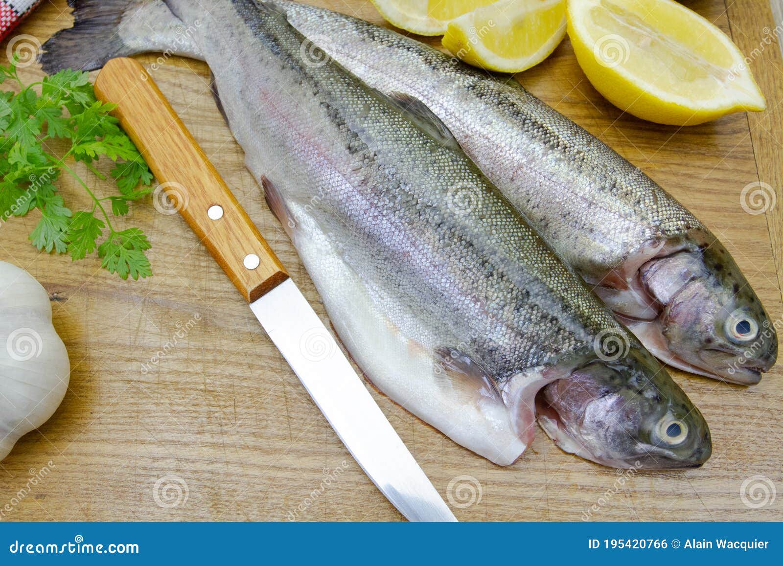 Trucha En Una Tabla De Despiece Foto de archivo - Imagen de cocina ...