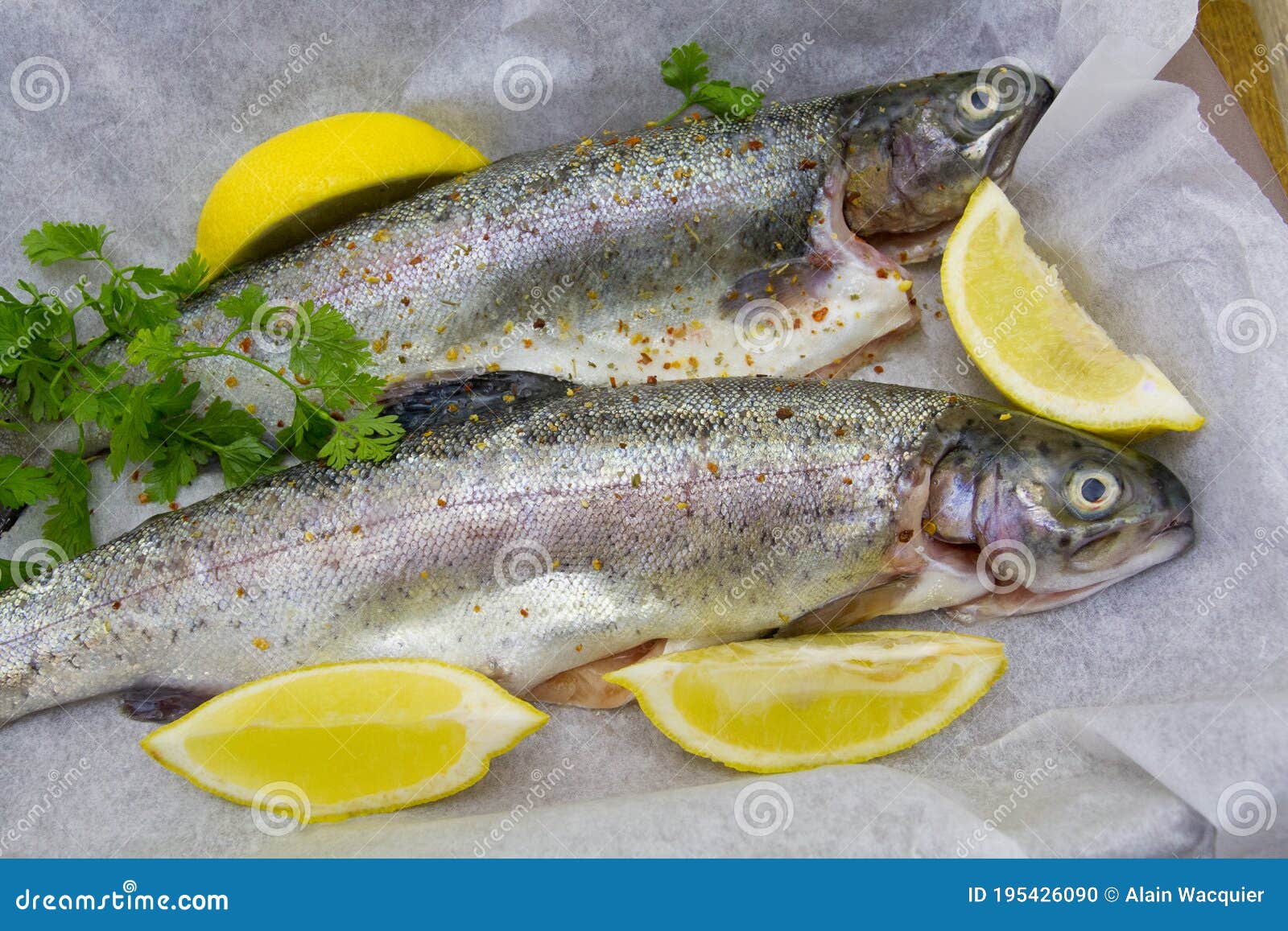 Trucha En Una Tabla De Despiece Foto de archivo - Imagen de alimento ...