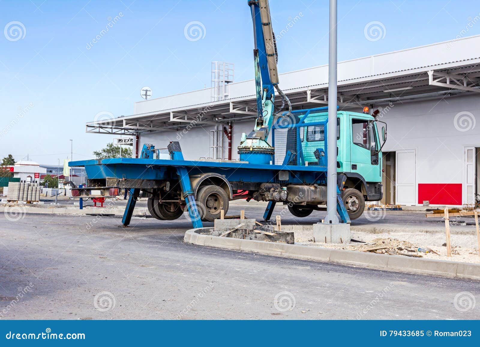 Truck with Extended Side Outrigger Stabilizer Give Support To Mo Stock ...