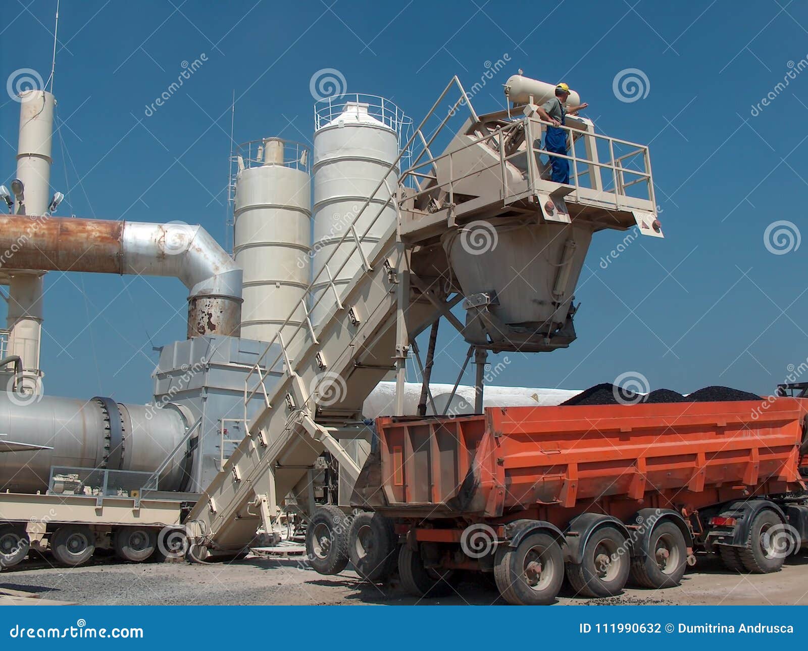 Truck loads bitumen editorial photography. Image of create - 111990632