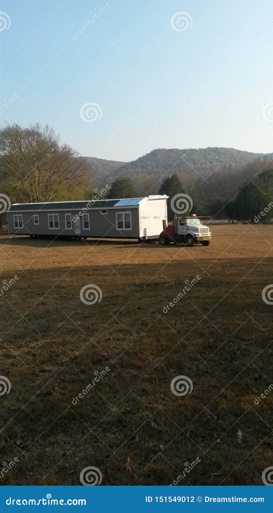 Truck pulling house editorial photography. Image of pulling - 151549012